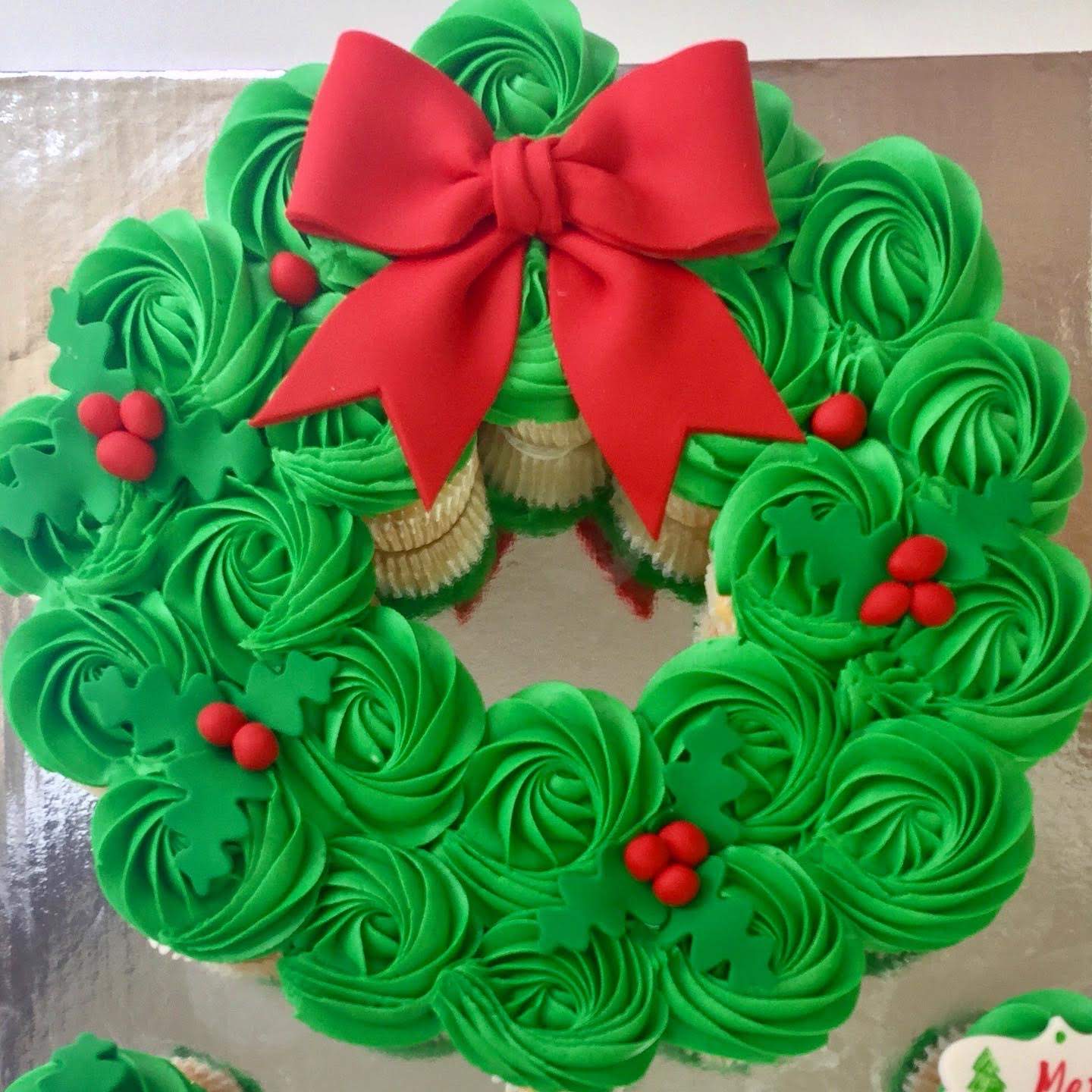 Christmas Wreath Cupcake Cake
